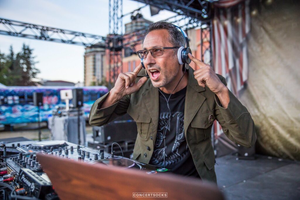 Premiere: Fort Knox Five - Funk The World 56