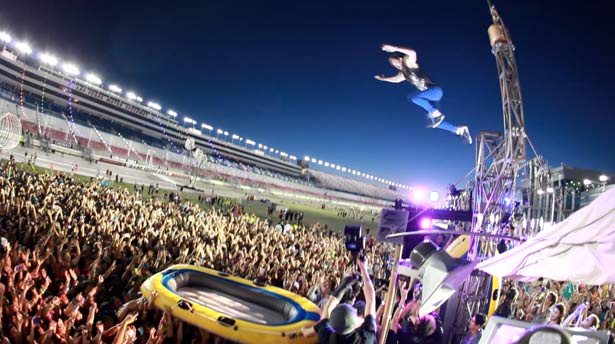 Watch: Steve Aoki Stage Dive Malfunction In Puerto Rico—Plus 5 Epic ...