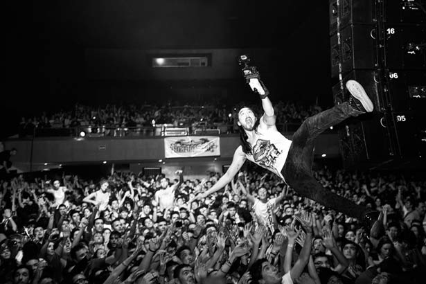 Watch: Steve Aoki Stage Dive Malfunction In Puerto Rico—Plus 5 Epic ...