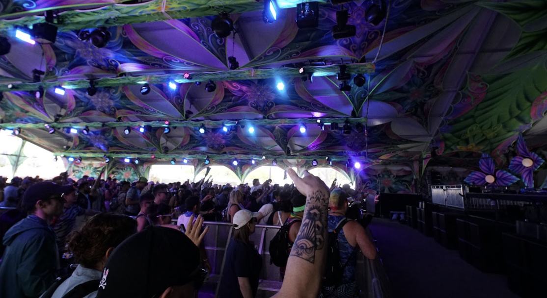 This Is The Most Fake DJ Set You Have Ever Seen - Magnetic Magazine