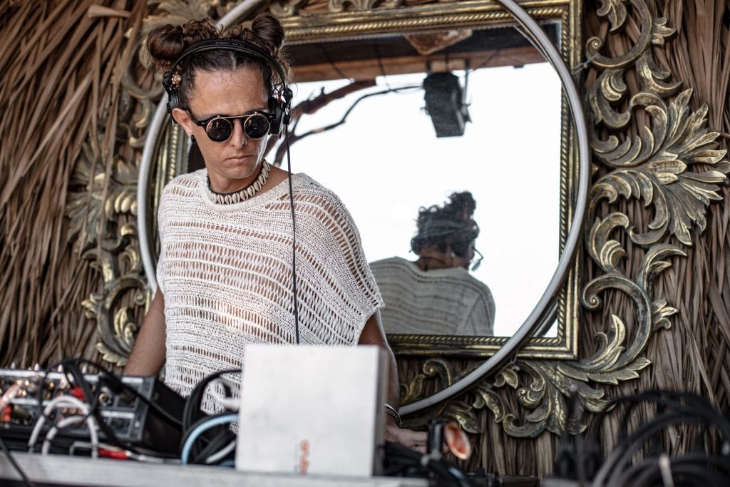 Petru Vinyl Stand and Visualizer Review: A Beautiful Bespoke Stand That ...