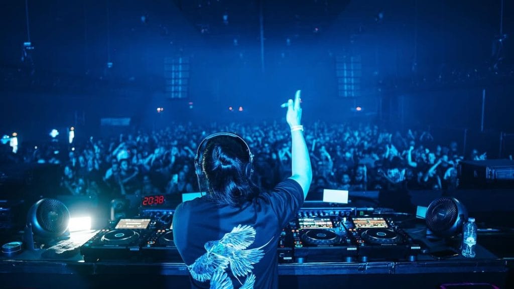 Petru Vinyl Stand and Visualizer Review: A Beautiful Bespoke Stand That ...