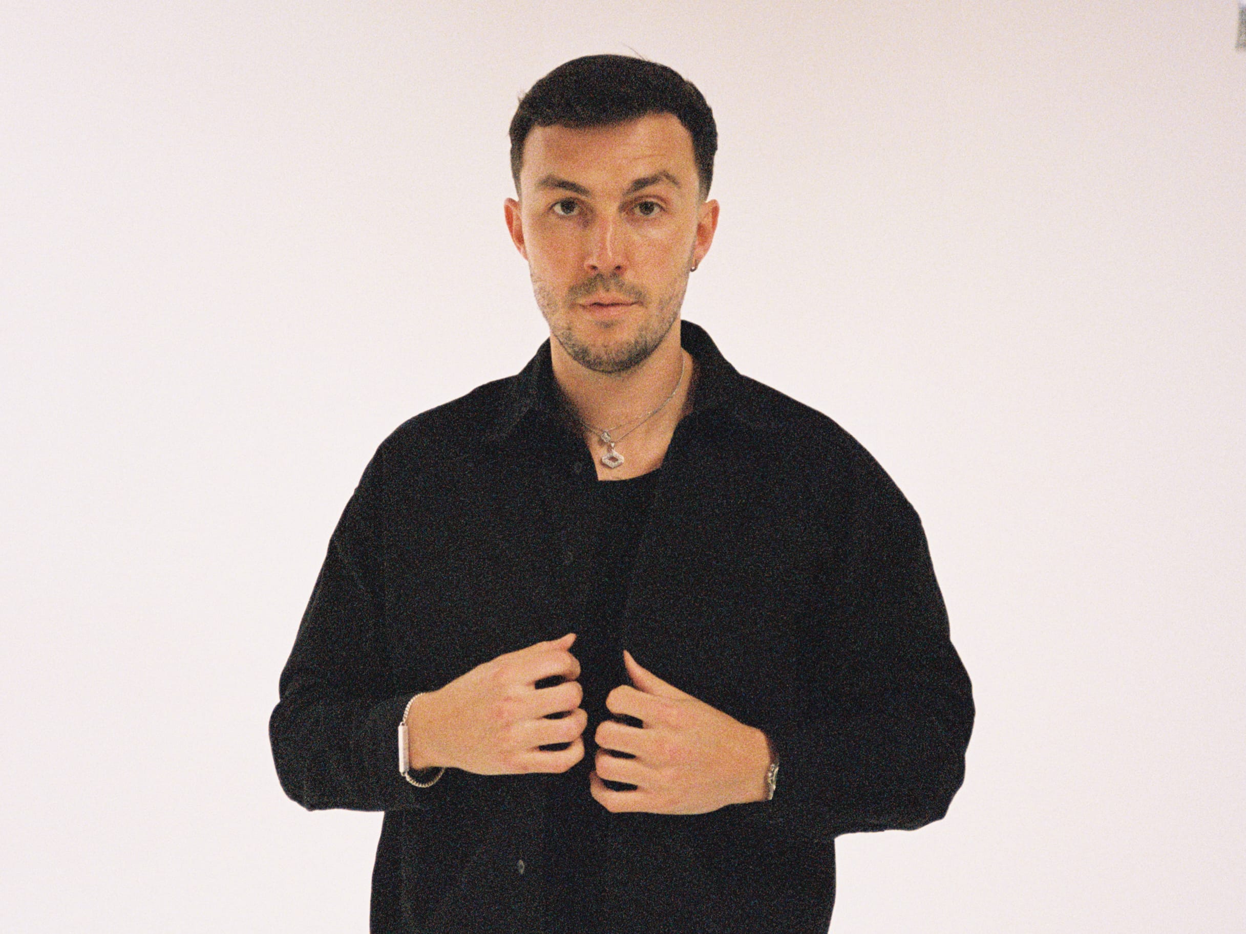 Cloonee Closes Out 2025 with ‘Vamos A La Playa’ on Hellbent Records ...